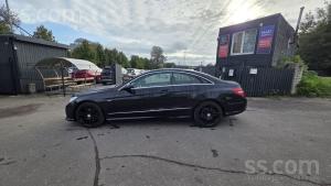 Black Mercedes-Benz E 350 2009 in Riga, with an engine capacity of 3.00 L and mileage of 297 thousand km for 6990 €, photo 6 on AUTOMOTO.COM.LV