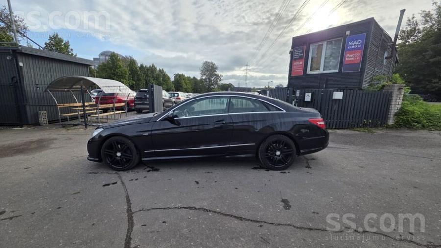 Black Mercedes-Benz E 350 2009 in Riga, with an engine capacity of 3.00 L and mileage of 297 thousand km for 6990 €, photo 6 on AUTOMOTO.COM.LV