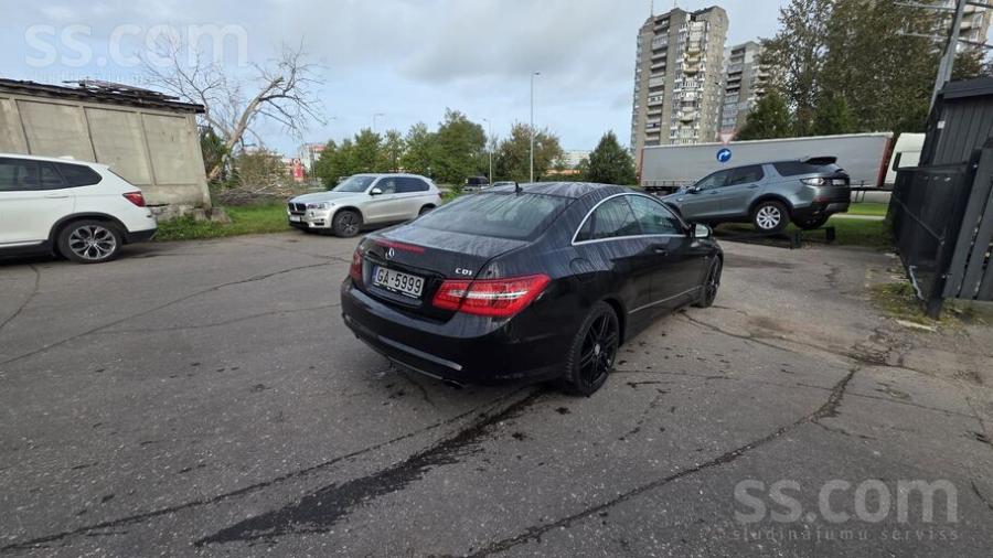 Black Mercedes-Benz E 350 2009 in Riga, with an engine capacity of 3.00 L and mileage of 297 thousand km for 6990 €, photo 7 on AUTOMOTO.COM.LV