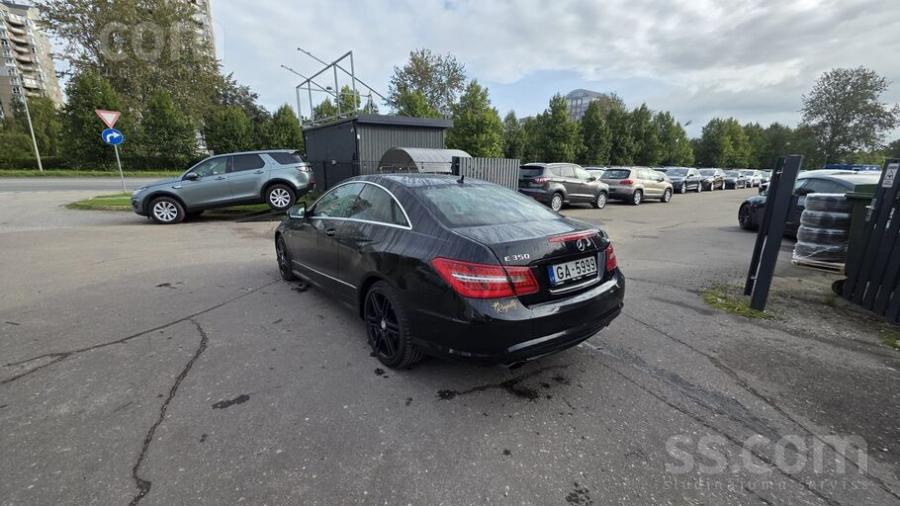 Black Mercedes-Benz E 350 2009 in Riga, with an engine capacity of 3.00 L and mileage of 297 thousand km for 6990 €, photo 9 on AUTOMOTO.COM.LV