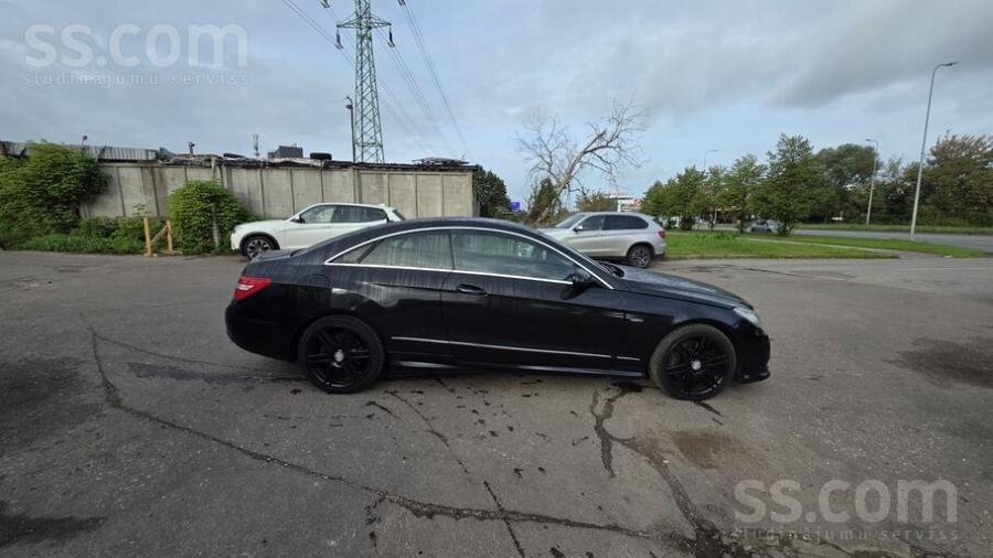 Black Mercedes-Benz E 350 2009 in Riga, with an engine capacity of 3.00 L and mileage of 297 thousand km for 6990 €, photo 10 on AUTOMOTO.COM.LV