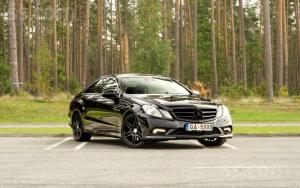 Black Mercedes-Benz E 350 2009 in Riga, with an engine capacity of 3.00 L and mileage of 297 thousand km for 6990 €, photo 3 on AUTOMOTO.COM.LV