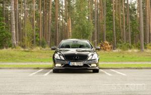 Black Mercedes-Benz E 350 2009 in Riga, with an engine capacity of 3.00 L and mileage of 297 thousand km for 6990 €, photo 4 on AUTOMOTO.COM.LV
