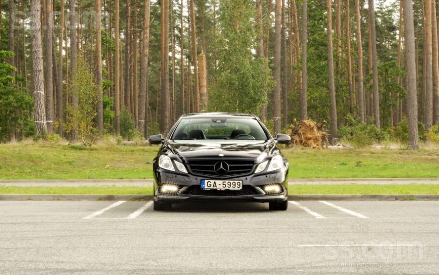 Black Mercedes-Benz E 350 2009 in Riga, with an engine capacity of 3.00 L and mileage of 297 thousand km for 6990 €, photo 4 on AUTOMOTO.COM.LV