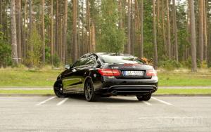 Black Mercedes-Benz E 350 2009 in Riga, with an engine capacity of 3.00 L and mileage of 297 thousand km for 6990 €, photo 9 on AUTOMOTO.COM.LV