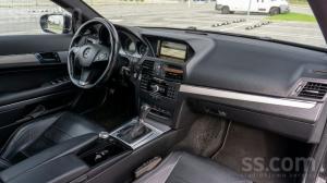 Black Mercedes-Benz E 350 2009 in Riga, with an engine capacity of 3.00 L and mileage of 297 thousand km for 6990 €, photo 12 on AUTOMOTO.COM.LV