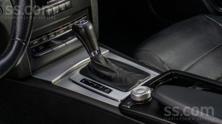 Black Mercedes-Benz E 350 2009 in Riga, with an engine capacity of 3.00 L and mileage of 297 thousand km for 6990 €, photo 14 on AUTOMOTO.COM.LV