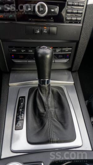 Black Mercedes-Benz E 350 2009 in Riga, with an engine capacity of 3.00 L and mileage of 297 thousand km for 6990 €, photo 15 on AUTOMOTO.COM.LV