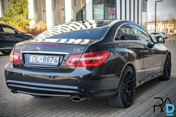 Melns Mercedes-Benz E 350 2010 Rīga, ar dzinēja tilpumu 3.00 L un nobraukumu 332 tūkst. km par 6990 €, foto 2 vietnē AUTOMOTO.COM.LV