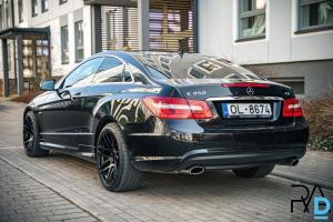 Black Mercedes-Benz E 350 2010 in Riga, with an engine capacity of 3.00 L and mileage of 332 thousand km for 6990 €, photo 3 on AUTOMOTO.COM.LV
