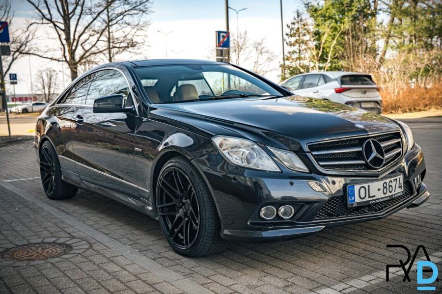 Black Mercedes-Benz E 350 2010 in Riga, with an engine capacity of 3.00 L and mileage of 332 thousand km for 6990 €, photo 4 on AUTOMOTO.COM.LV