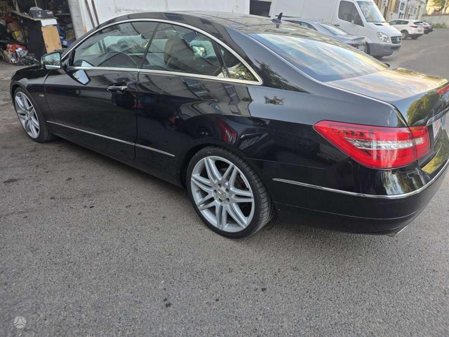 Melns Mercedes-Benz E 350 2010 Viļņa, ar dzinēja tilpumu 3.00 L un nobraukumu 285 tūkst. km par 4700 €, foto 3 vietnē AUTOMOTO.COM.LV