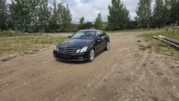 Mercedes-Benz E 350 2010 Jurbarkas vietnē Melns Mercedes-Benz E 350 2010 Jurbarkas, ar dzinēja tilpumu 2.99 L un nobraukumu 280 tūkst. km par 6900 €, foto 3 vietnē AUTOMOTO.COM.LV