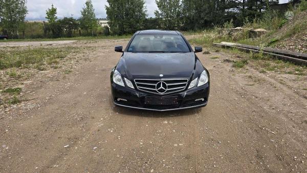 Mercedes-Benz E 350 2010 Jurbarkas vietnē Melns Mercedes-Benz E 350 2010 Jurbarkas, ar dzinēja tilpumu 2.99 L un nobraukumu 280 tūkst. km par 6900 €, foto 4 vietnē AUTOMOTO.COM.LV