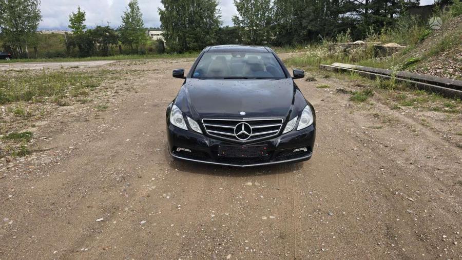 Black Mercedes-Benz E 350 2010 in Jurbarkas, with an engine capacity of 2.99 L and mileage of 280 thousand km for 6900 €, photo 4 on AUTOMOTO.COM.LV