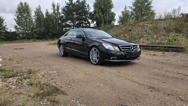 Mercedes-Benz E 350 2010 Jurbarkas vietnē Melns Mercedes-Benz E 350 2010 Jurbarkas, ar dzinēja tilpumu 2.99 L un nobraukumu 280 tūkst. km par 6900 €, foto 5 vietnē AUTOMOTO.COM.LV