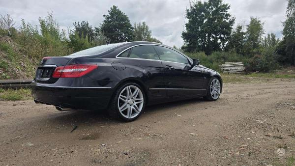 Mercedes-Benz E 350 2010 Jurbarkas vietnē Melns Mercedes-Benz E 350 2010 Jurbarkas, ar dzinēja tilpumu 2.99 L un nobraukumu 280 tūkst. km par 6900 €, foto 6 vietnē AUTOMOTO.COM.LV