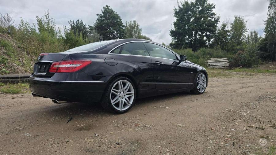 Black Mercedes-Benz E 350 2010 in Jurbarkas, with an engine capacity of 2.99 L and mileage of 280 thousand km for 6900 €, photo 6 on AUTOMOTO.COM.LV