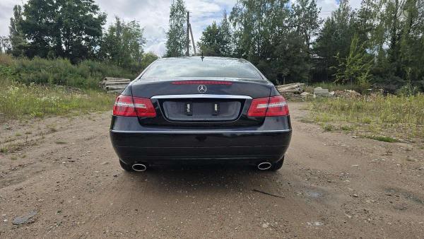 Mercedes-Benz E 350 2010 Jurbarkas vietnē Melns Mercedes-Benz E 350 2010 Jurbarkas, ar dzinēja tilpumu 2.99 L un nobraukumu 280 tūkst. km par 6900 €, foto 7 vietnē AUTOMOTO.COM.LV