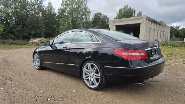 Mercedes-Benz E 350 2010 Jurbarkas vietnē Melns Mercedes-Benz E 350 2010 Jurbarkas, ar dzinēja tilpumu 2.99 L un nobraukumu 280 tūkst. km par 6900 €, foto 8 vietnē AUTOMOTO.COM.LV