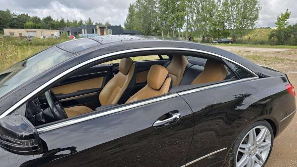 Mercedes-Benz E 350 2010 Jurbarkas vietnē Melns Mercedes-Benz E 350 2010 Jurbarkas, ar dzinēja tilpumu 2.99 L un nobraukumu 280 tūkst. km par 6900 €, foto 9 vietnē AUTOMOTO.COM.LV