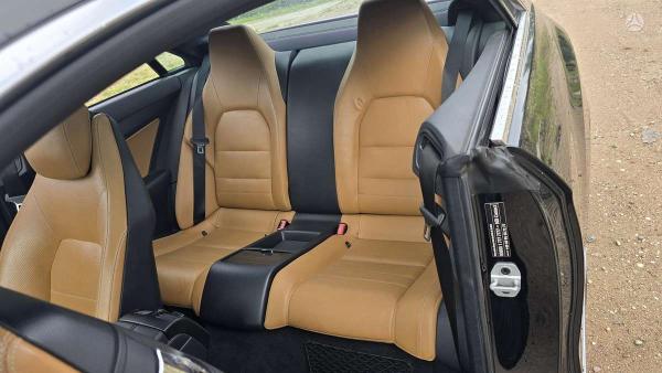 Mercedes-Benz E 350 2010 Jurbarkas vietnē Melns Mercedes-Benz E 350 2010 Jurbarkas, ar dzinēja tilpumu 2.99 L un nobraukumu 280 tūkst. km par 6900 €, foto 10 vietnē AUTOMOTO.COM.LV