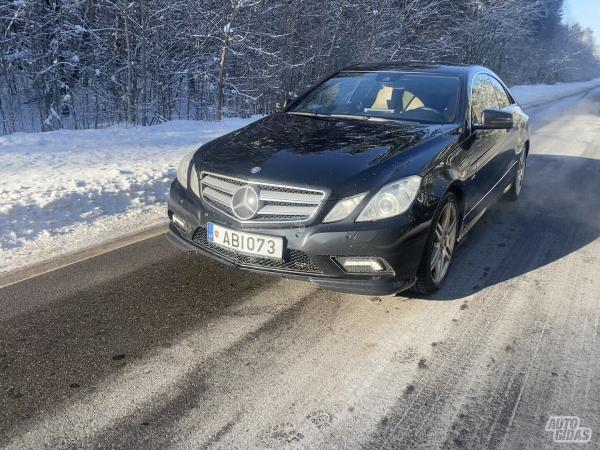 Melns Mercedes-Benz E 350 2011 Trakai, ar dzinēja tilpumu 3.00 L un nobraukumu 365 tūkst. km par 8500 €, foto 1 vietnē AUTOMOTO.COM.LV