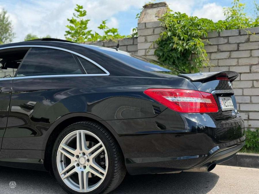 Black Mercedes-Benz E 350 2011 in Kaunas, with an engine capacity of 2.99 L and mileage of 277 thousand km for 8000 €, photo 10 on AUTOMOTO.COM.LV