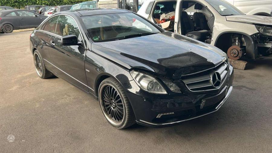 Black Mercedes-Benz E 350 2011 in Vilkaviskis, with an engine capacity of 2.99 L and mileage of 185 thousand km for 5999 €, photo 1 on AUTOMOTO.COM.LV