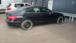 Black Mercedes-Benz E 350 2011 in Vilkaviskis, with an engine capacity of 2.99 L and mileage of 185 thousand km for 5999 €, photo 3 on AUTOMOTO.COM.LV