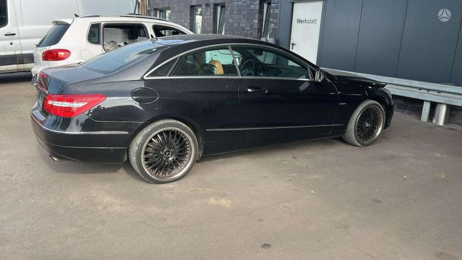 Black Mercedes-Benz E 350 2011 in Vilkaviskis, with an engine capacity of 2.99 L and mileage of 185 thousand km for 5999 €, photo 3 on AUTOMOTO.COM.LV