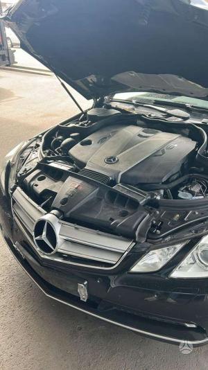Black Mercedes-Benz E 350 2011 in Vilkaviskis, with an engine capacity of 2.99 L and mileage of 185 thousand km for 5999 €, photo 4 on AUTOMOTO.COM.LV