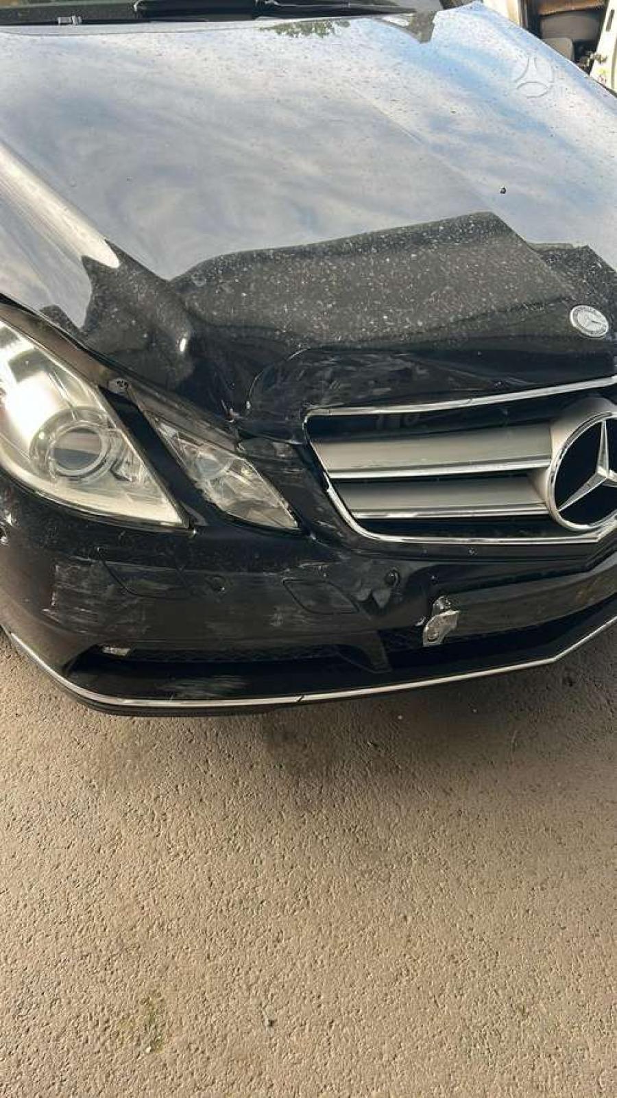 Black Mercedes-Benz E 350 2011 in Vilkaviskis, with an engine capacity of 2.99 L and mileage of 185 thousand km for 5999 €, photo 6 on AUTOMOTO.COM.LV
