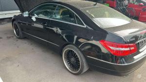 Black Mercedes-Benz E 350 2011 in Vilkaviskis, with an engine capacity of 2.99 L and mileage of 185 thousand km for 5999 €, photo 9 on AUTOMOTO.COM.LV