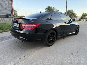 Black Mercedes-Benz E 350 2012 in Riga, with an engine capacity of 3.00 L and mileage of 306 thousand km for 9000 €, photo 4 on AUTOMOTO.COM.LV