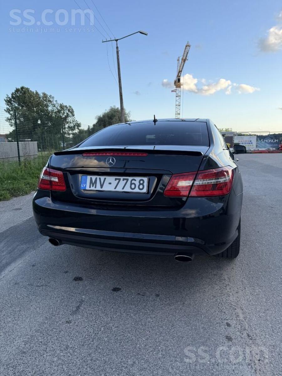 Black Mercedes-Benz E 350 2012 in Riga, with an engine capacity of 3.00 L and mileage of 306 thousand km for 9000 €, photo 5 on AUTOMOTO.COM.LV