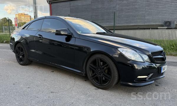 Мерседес E 350 2012 в Рига на AUTOMOTO.COM.LV Черный Мерседес E 350 2012 в Рига, объемом двигателя 3.00 л и пробегом 307 тыс. км за 9000 €, фото 4 на AUTOMOTO.COM.LV