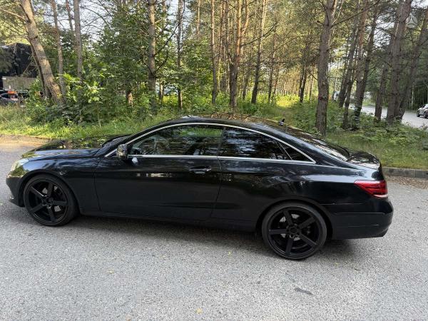 Black Mercedes-Benz E 350 2014 in Vilnius, with an engine capacity of 2.99 L and mileage of 337 thousand km for 8500 €, photo 7 on AUTOMOTO.COM.LV