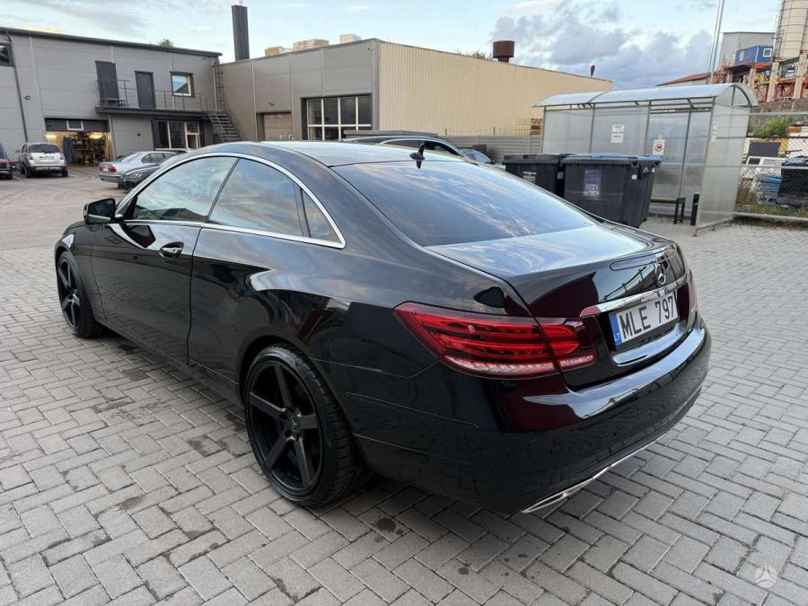 Black Mercedes-Benz E 350 2014 in Vilnius, with an engine capacity of 2.99 L and mileage of 337 thousand km for 9500 €, photo 7 on AUTOMOTO.COM.LV