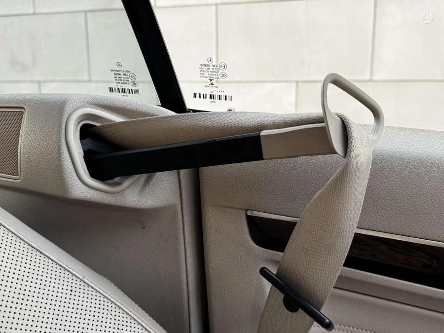Black Mercedes-Benz E 350 2014 in Vilnius, with an engine capacity of 3.50 L and mileage of 179 thousand km for 8399 €, photo 26 on AUTOMOTO.COM.LV