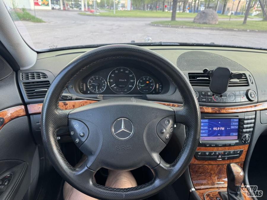 Melns Mercedes-Benz E 350 2006 Viļņa, ar dzinēja tilpumu 3.50 L un nobraukumu 254 tūkst. km par 2900 €, foto 12 vietnē AUTOMOTO.COM.LV