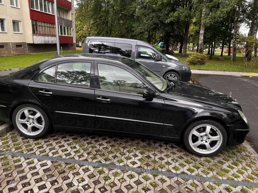 Black Mercedes-Benz E 350 2006 in Siauliai, with an engine capacity of 3.50 L and mileage of 246 thousand km for 2499 €, photo 3 on AUTOMOTO.COM.LV