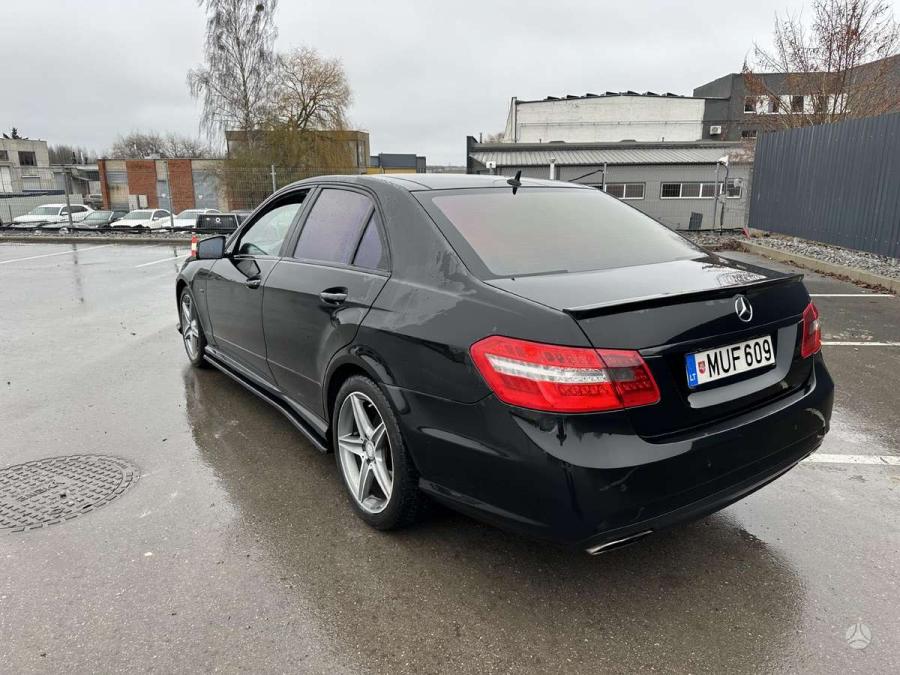 Melns Mercedes-Benz E 350 2009 Kauņa, ar dzinēja tilpumu 2.99 L un nobraukumu 517 tūkst. km par 6000 €, foto 4 vietnē AUTOMOTO.COM.LV