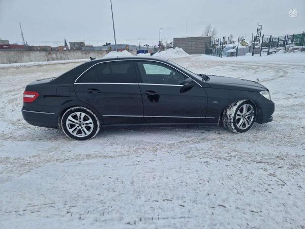 Black Mercedes-Benz E 350 2009 in Mazeikiai, with an engine capacity of 2.99 L and mileage of 330 thousand km for 7200 €, photo 7 on AUTOMOTO.COM.LV