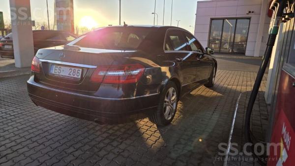 Black Mercedes-Benz E 350 2009 in Riga, with an engine capacity of 3.00 L and mileage of 389 thousand km for 6750 €, photo 4 on AUTOMOTO.COM.LV
