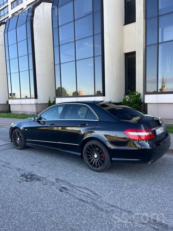 Black Mercedes-Benz E 350 2009 in Riga, with an engine capacity of 3.00 L and mileage of 401 thousand km for 10500 €, photo 4 on AUTOMOTO.COM.LV
