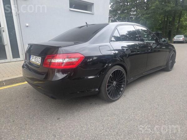 Black Mercedes-Benz E 350 2009 in Riga, with an engine capacity of 3.00 L and mileage of 0 thousand km for 7700 €, photo 4 on AUTOMOTO.COM.LV