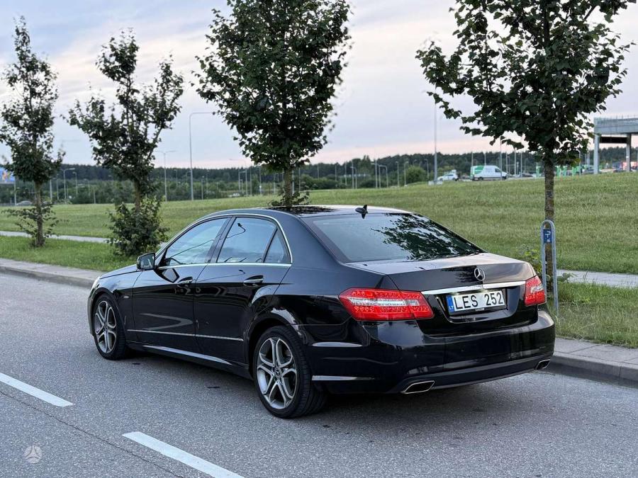 Black Mercedes-Benz E 350 2009 in Vilnius, with an engine capacity of 3.00 L and mileage of 490 thousand km for 5800 €, photo 4 on AUTOMOTO.COM.LV