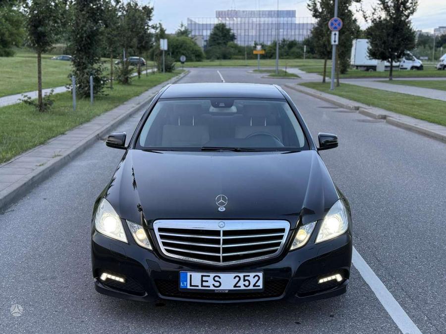 Black Mercedes-Benz E 350 2009 in Vilnius, with an engine capacity of 3.00 L and mileage of 490 thousand km for 5800 €, photo 9 on AUTOMOTO.COM.LV