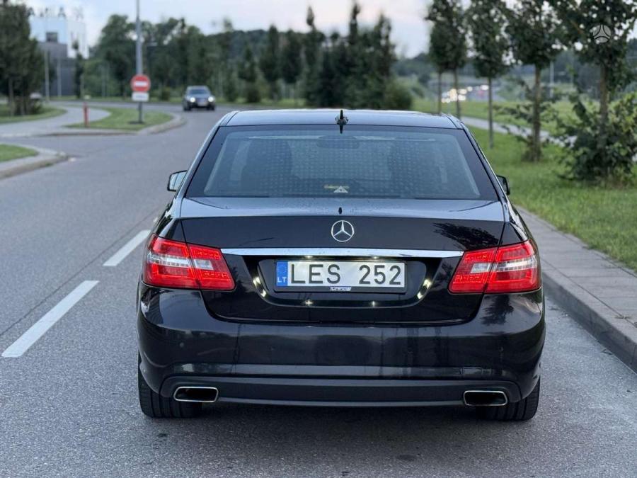 Black Mercedes-Benz E 350 2009 in Vilnius, with an engine capacity of 3.00 L and mileage of 490 thousand km for 5800 €, photo 13 on AUTOMOTO.COM.LV